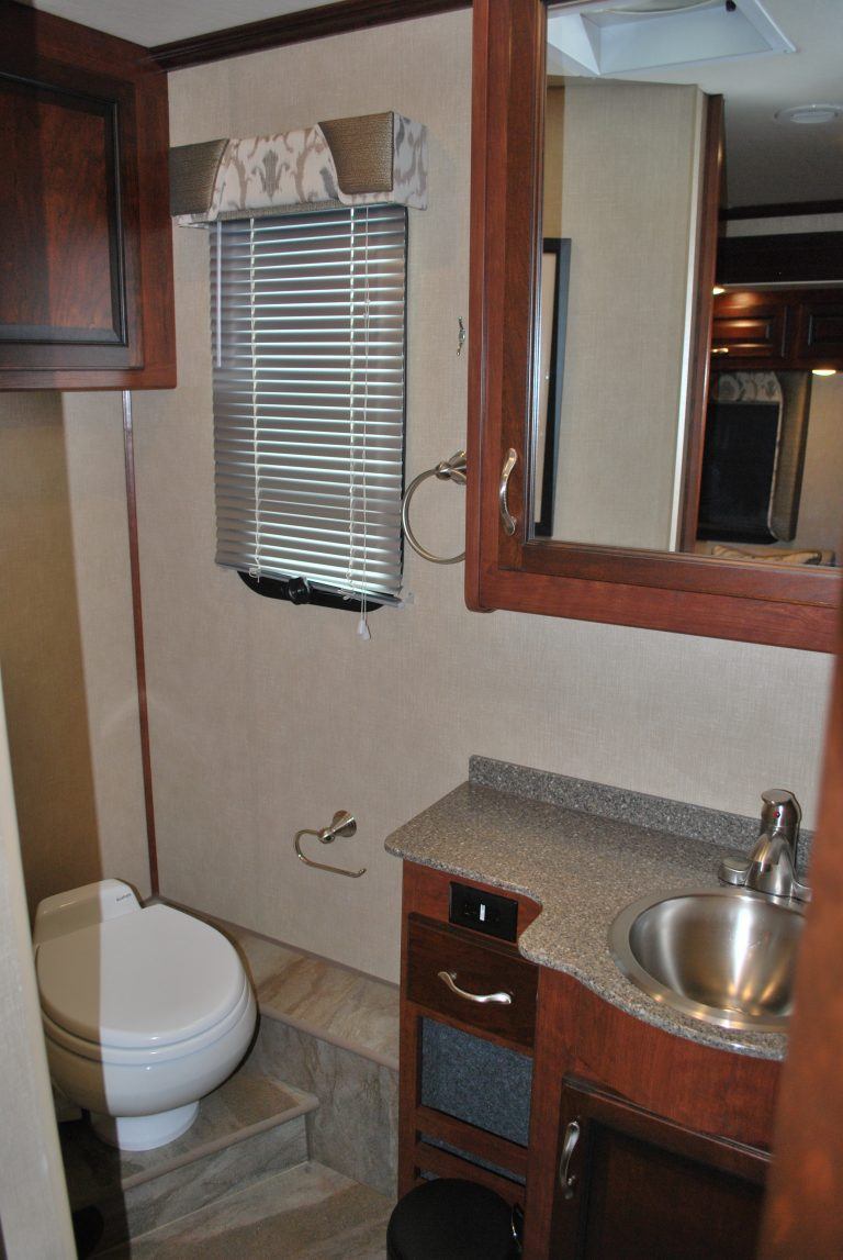 35-Fleetwood-Bounder-35K-Luxury-RV-Rental-Int-011