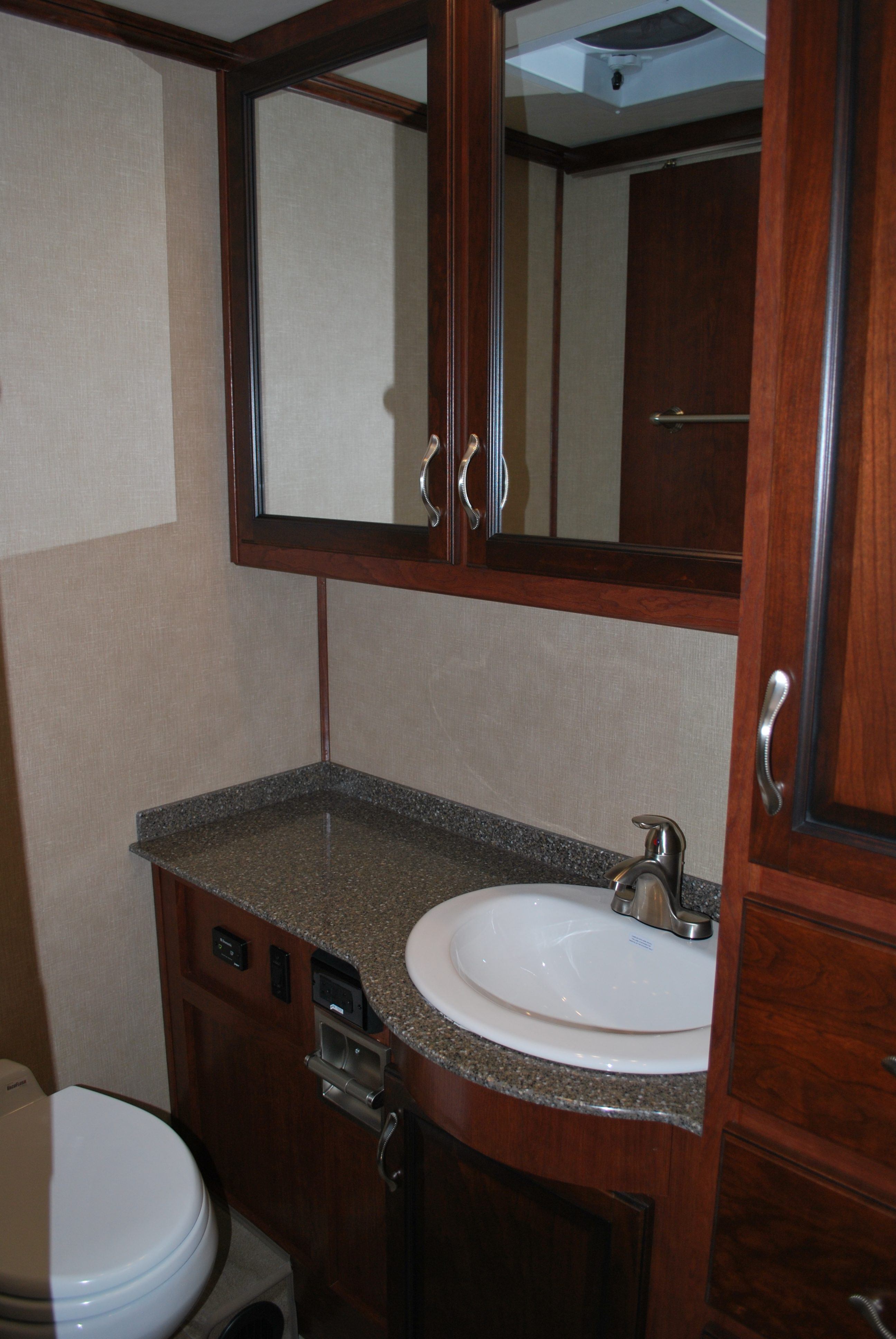 35-Fleetwood-Bounder-35K-Luxury-RV-Rental-Int-015