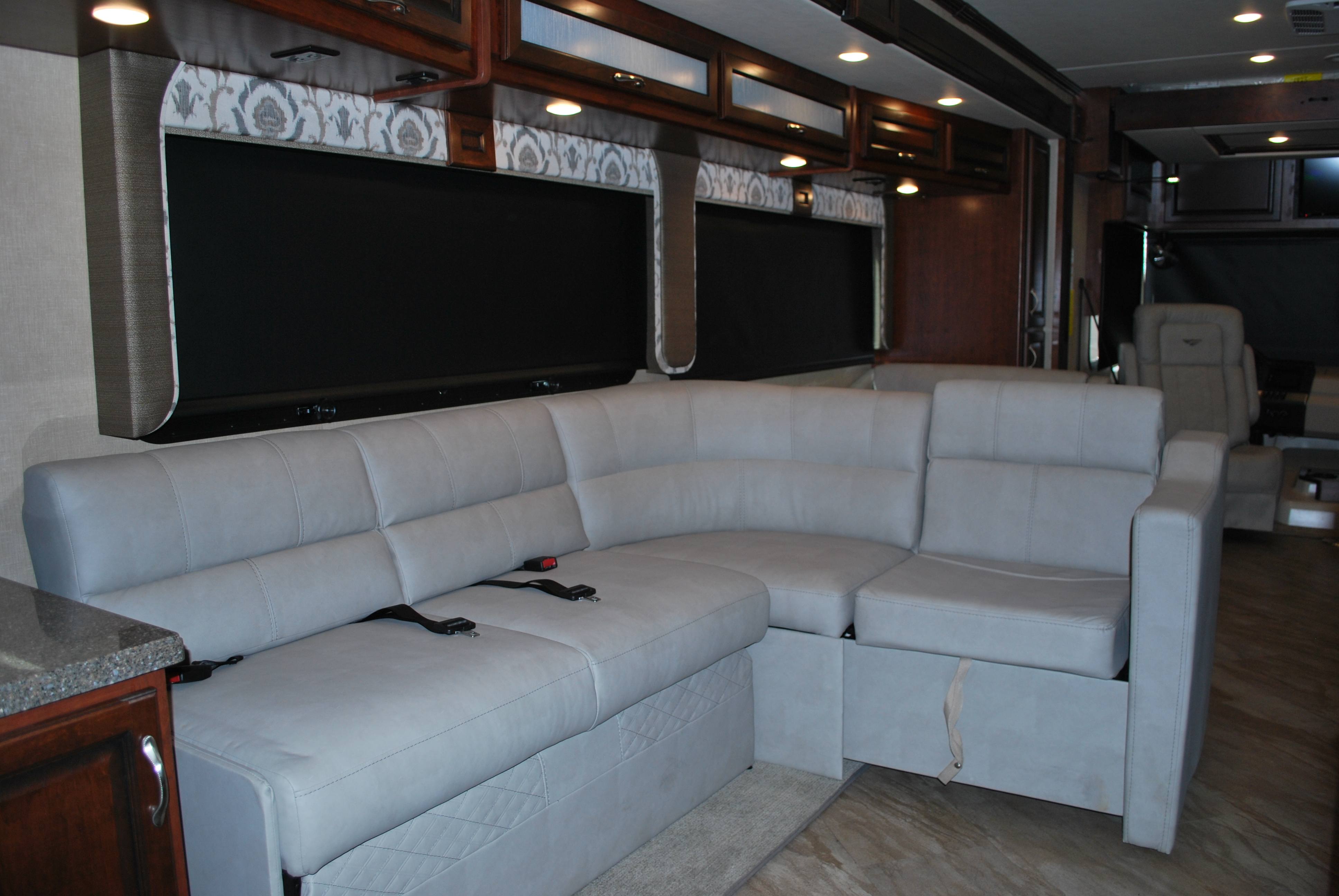 35-Fleetwood-Bounder-35K-Luxury-RV-Rental-Int-017