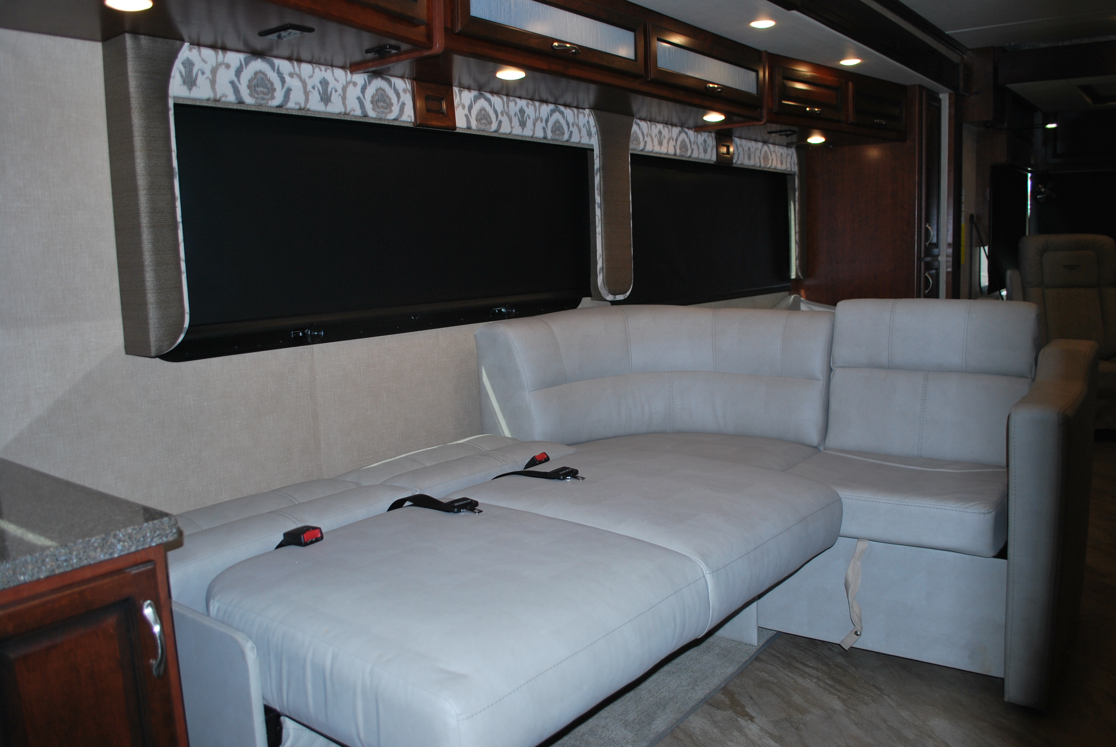 35-Fleetwood-Bounder-35K-Luxury-RV-Rental-Int-018