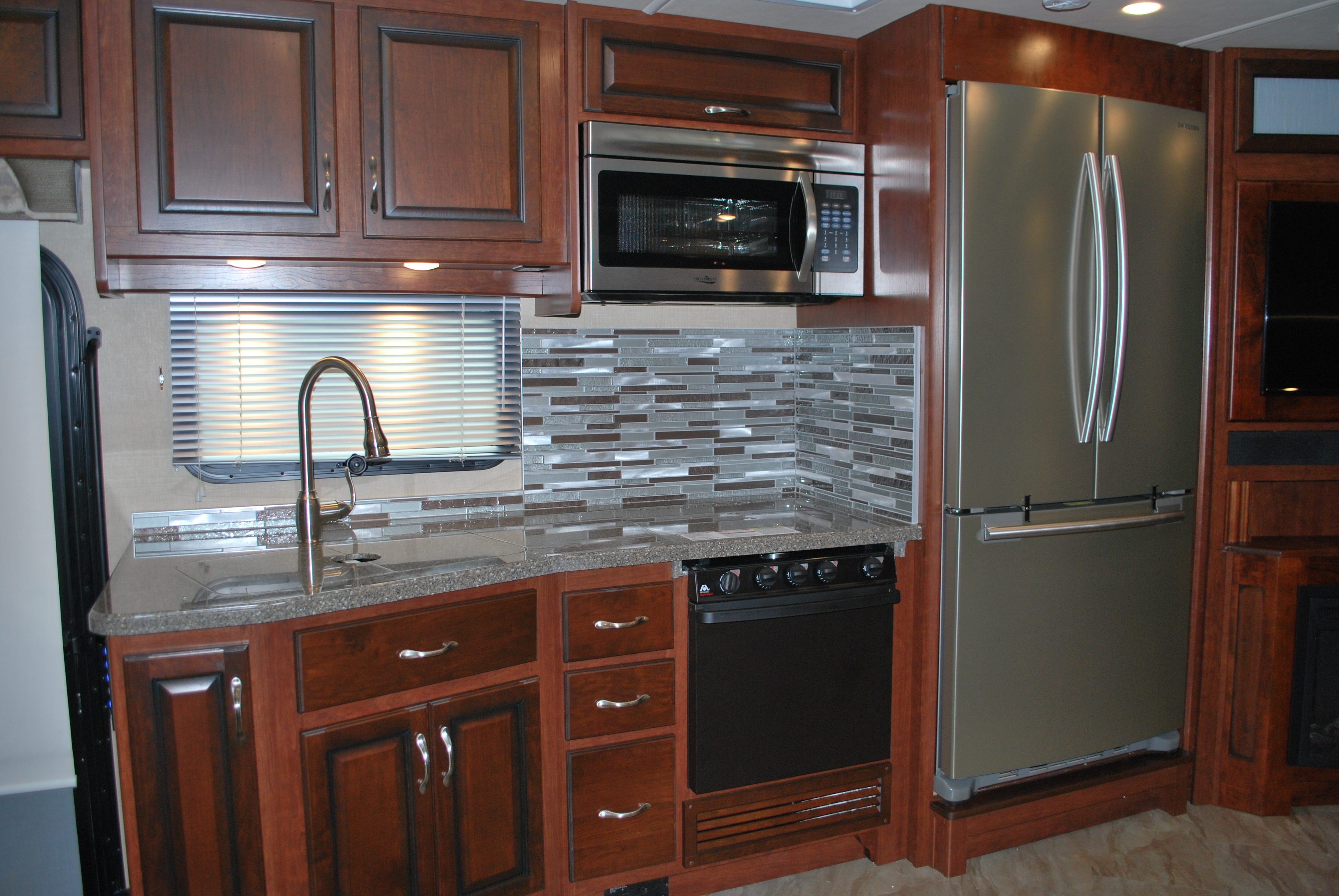 35-Fleetwood-Bounder-35K-Luxury-RV-Rental-Int-05